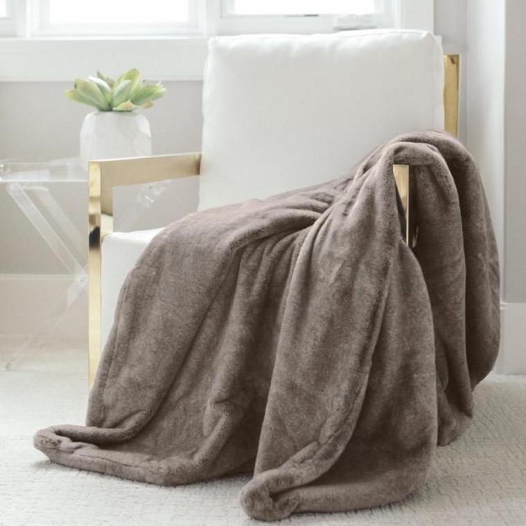 Timberwolf Grand Faux Fur Throw Blanket Saranoni