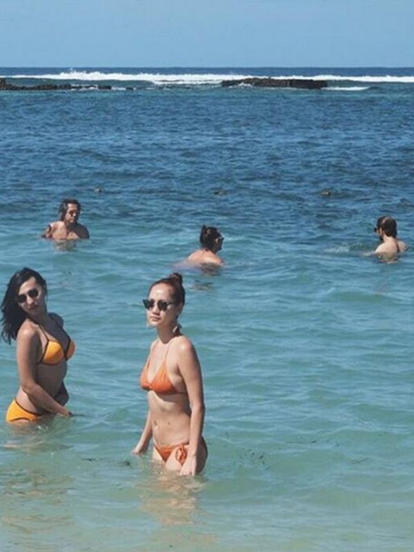 Pakai Bikini Dena Rachman Dan Bunga Citra Lestari Tuai Pujian