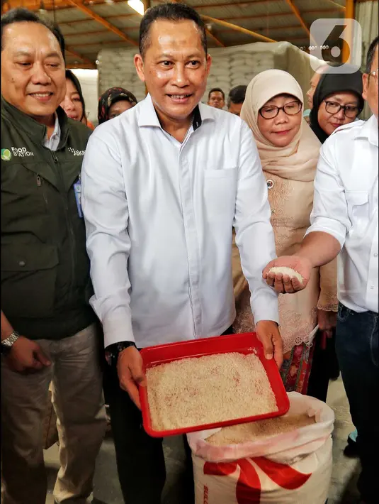 Sidak Bulog Temukan Praktik Penjualan Beras Oplosan Foto