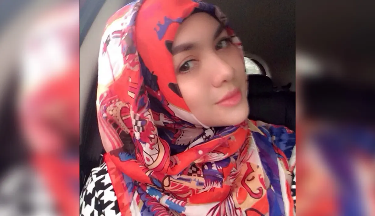 Kenakan Hijab Vicky Shu Bikin Hati Pria Sejuk Foto