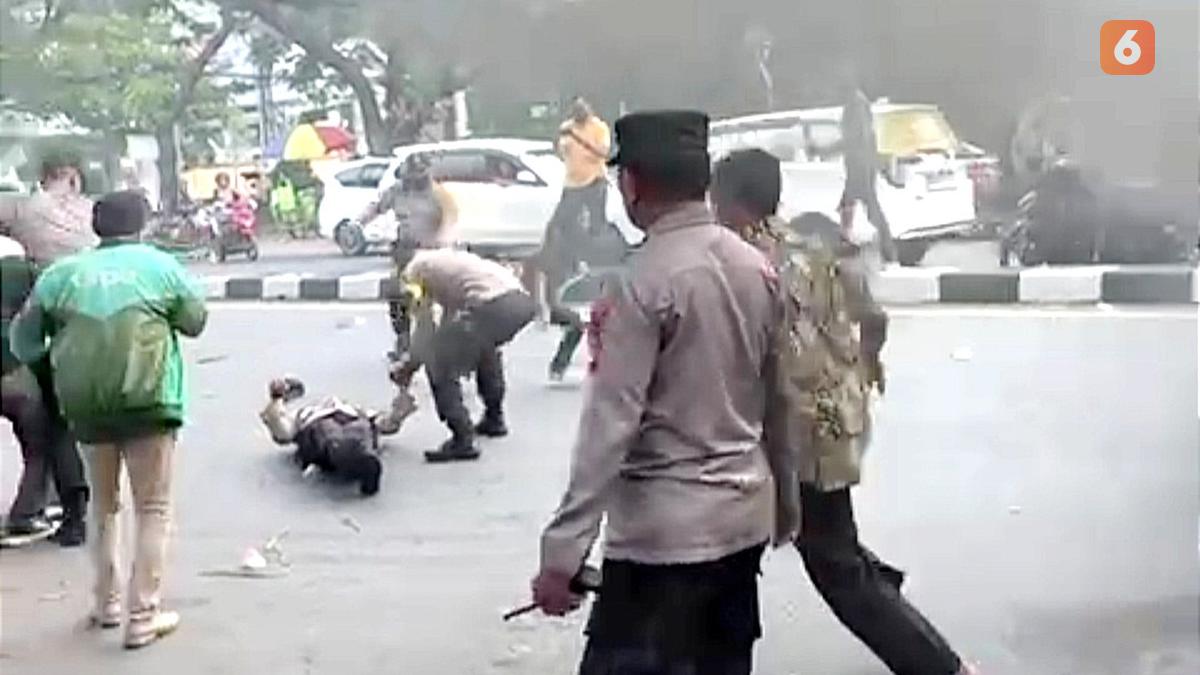 Demo Tapera Berakhir Ricuh Di Makassar 1 Polisi Luka 8 Mahasiswa