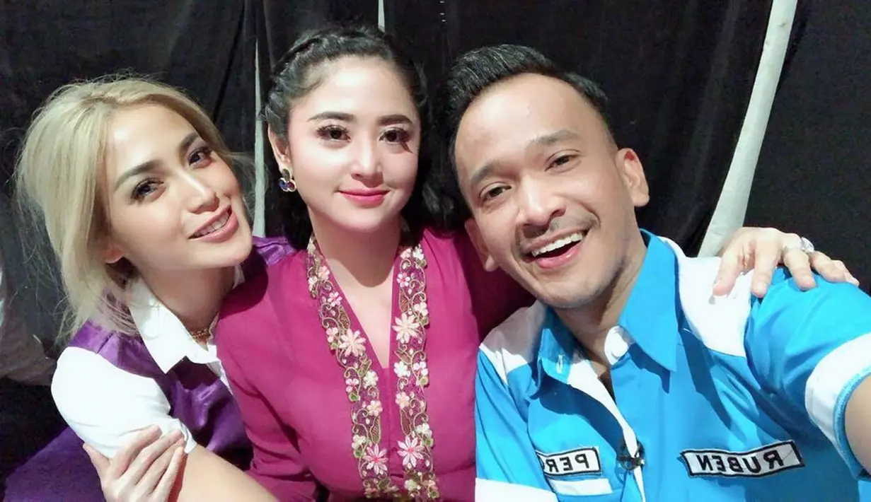 Foto Gaya Dewi Perssik Dalam Balutan Kebaya Anggun Dan Memesona