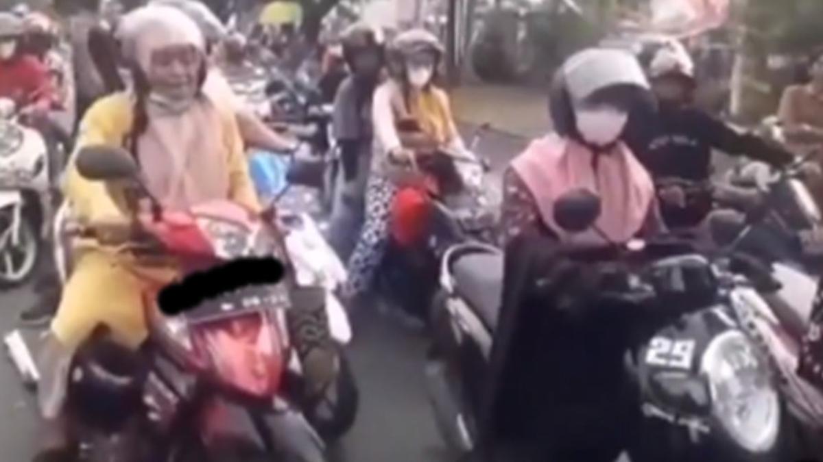 Viral Emak Emak Pengendara Motor Ngamuk Gara Gara Jalan Diblokade Demo