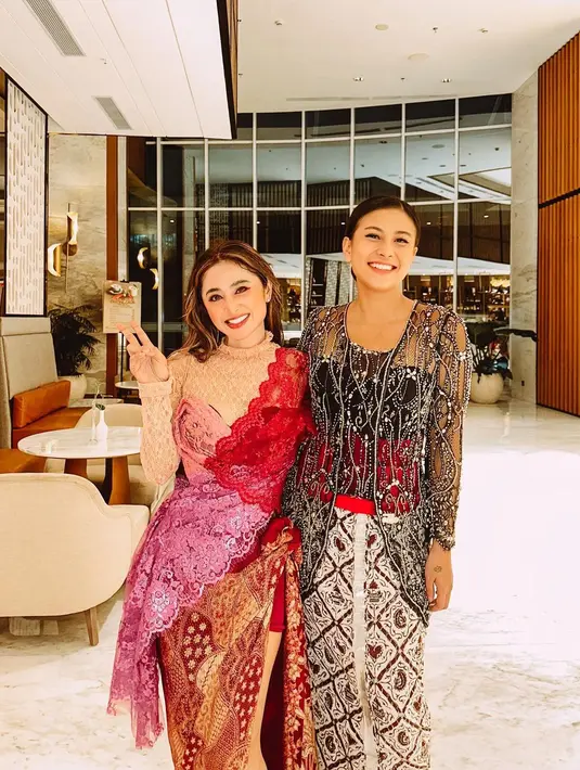 8 Gaya Public Figure Pakai Kebaya Batik Di Acara Persembahan Dari Solo