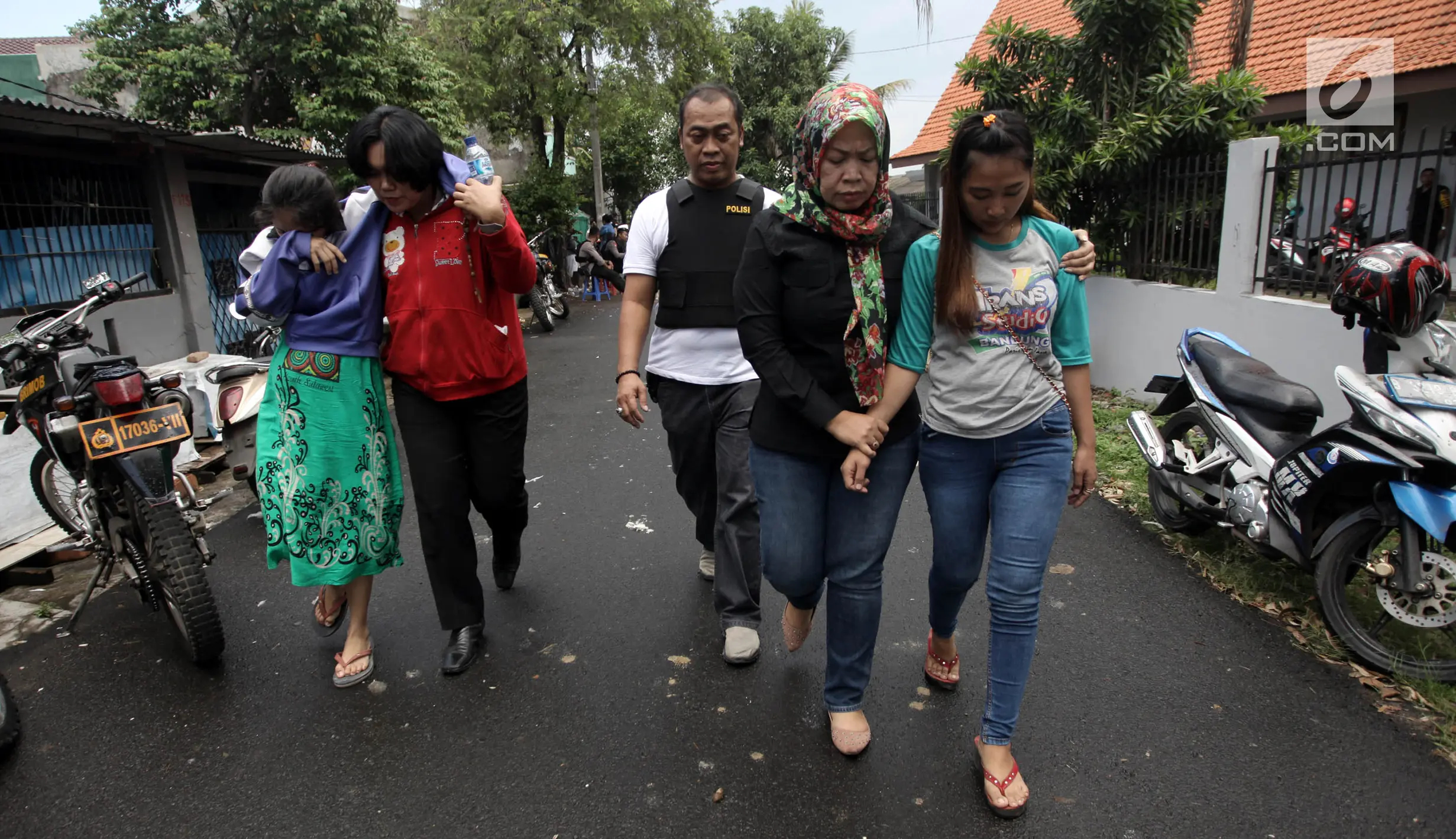 Foto Penggerebekan Narkoba Di Kampung Ambon Polisi Bekuk Enam