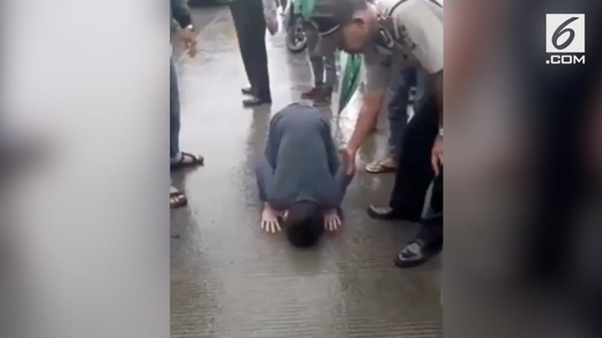 Video Viral Pria Sujud Di Tengah Jalan Regional