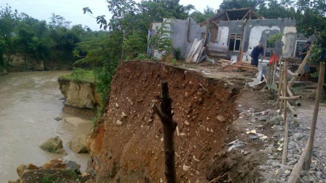 Tebing Longsor Puluhan Rumah Di Bogor Terancam Hanyut News