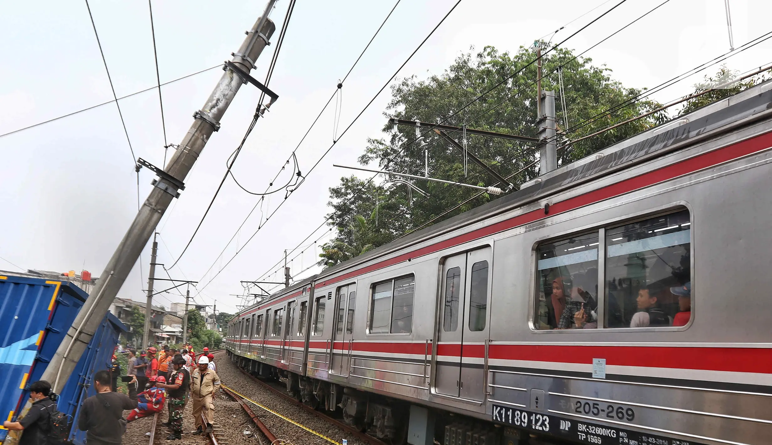 Imbas Truk Tabrak Tiang Laa Perjalanan Kereta Pondok Ranji Kebayoran