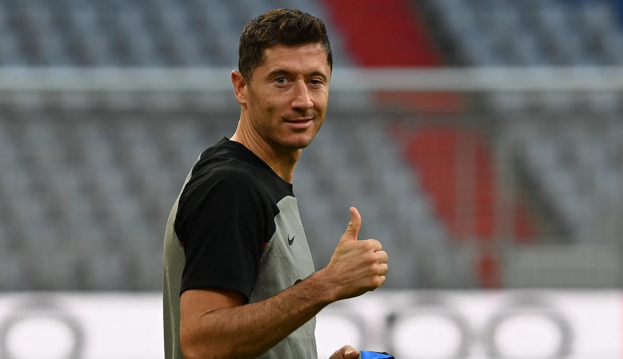 Foto Momen Santai Robert Lewandowski Saat Sesi Latihan Barcelona