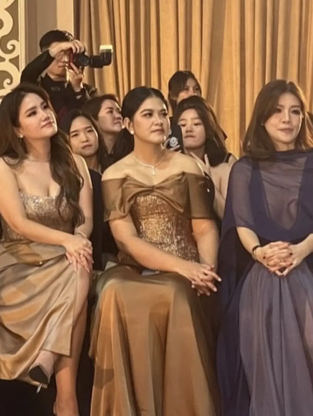 6 Gaya Elegan Kahiyang Ayu Kenakan Dress Off Shoulder Wajah Lebih