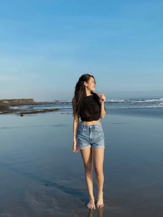 Tanpa Bikini 10 Ootd Aaliyah Massaid Saat Liburan Ke Pantai Sering