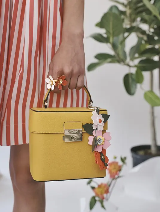 14 Potret Koleksi Musim Semi 2022 Kate Spade New York Bernuansa Floral