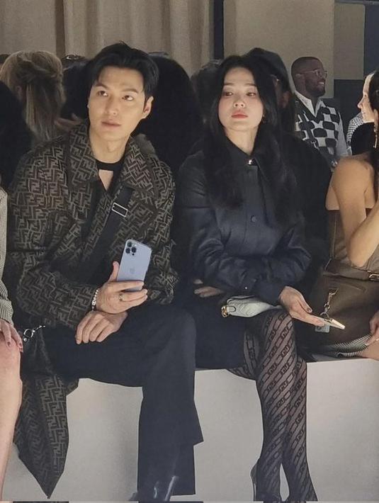 Potret Lee Mi Ho Hadiri Fendi New York Fashion Week Memesona Duduk