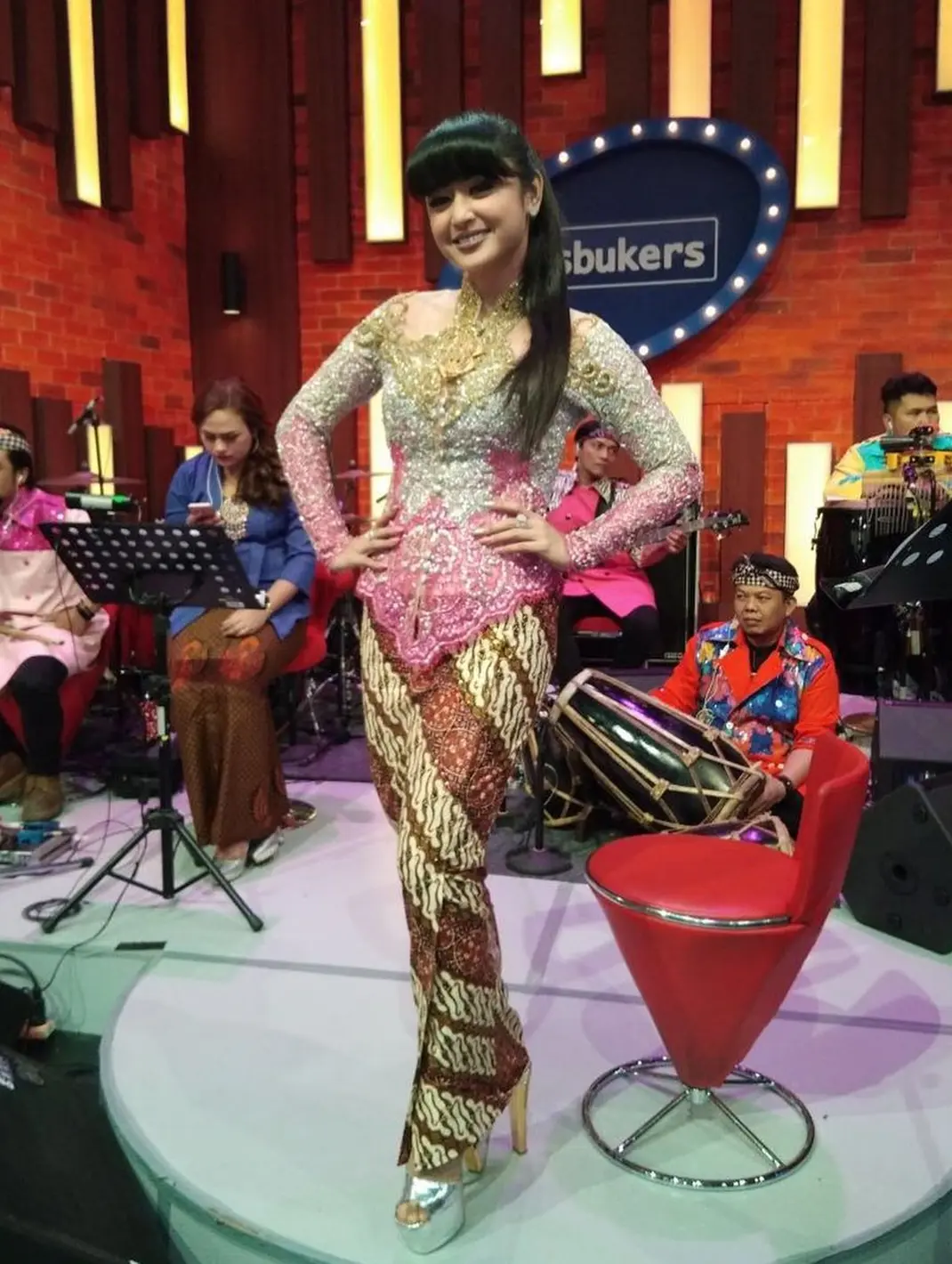 Foto Gaya Dewi Perssik Dalam Balutan Kebaya Anggun Dan Memesona