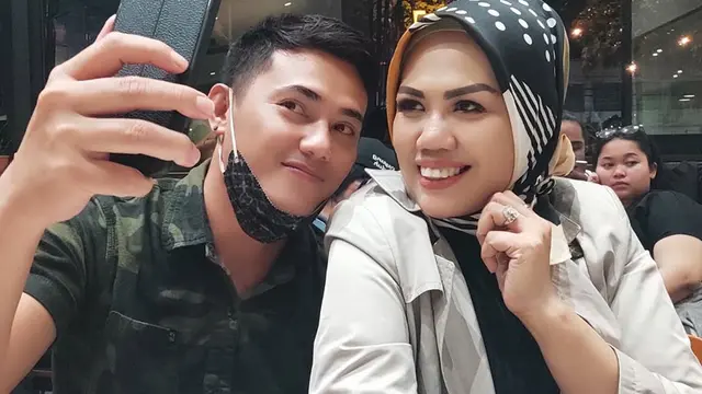 7 Potret Kedekatan Elly Sugigi Dan Tony Radit Teman Duet Lagu Baru