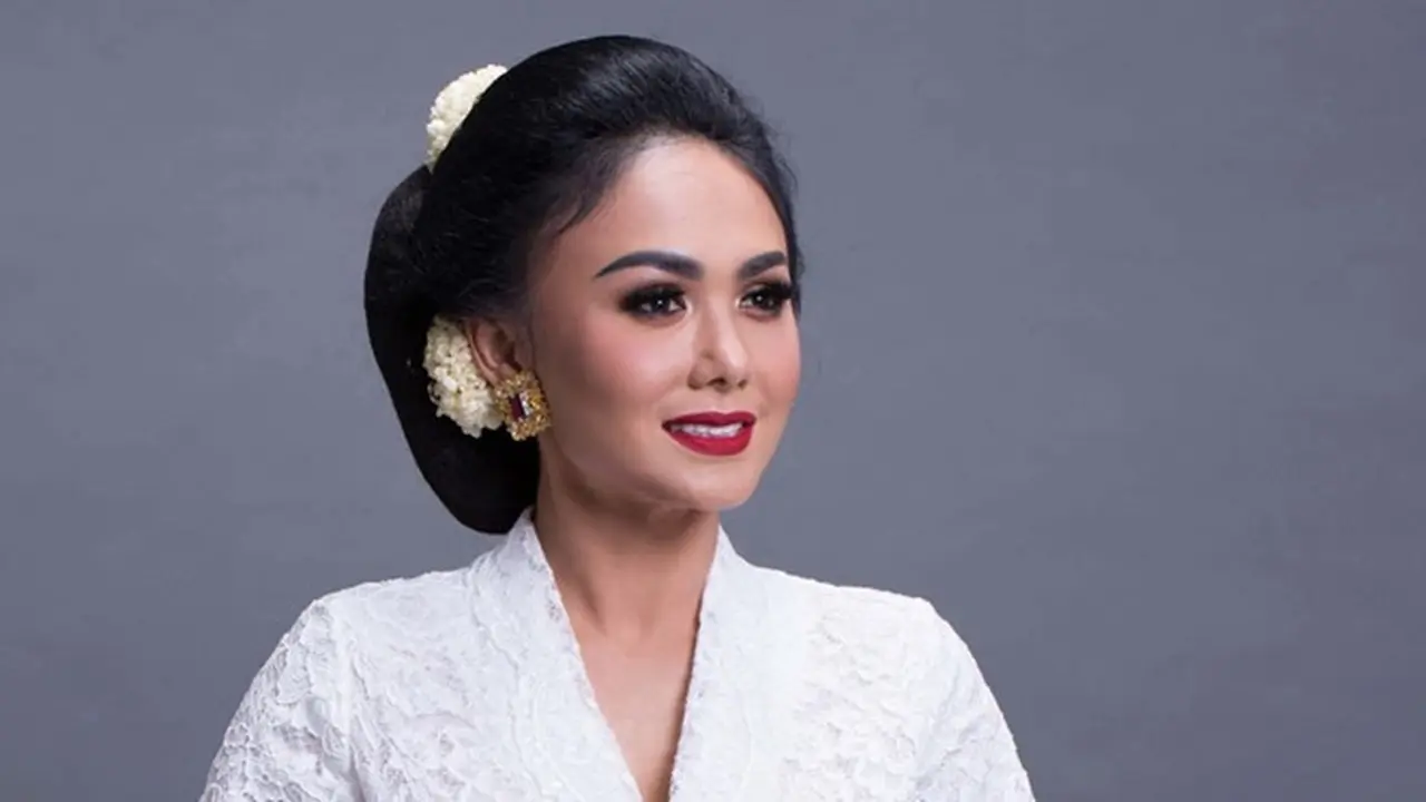 6 Potret Yuni Shara Saat Bagikan Sembako Dengan Kebaya Curi Perhatian