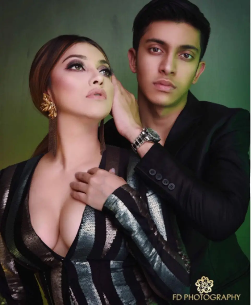 Sarah Azhari Tampil Seksi Foto Bareng Albany Ray Entertainment