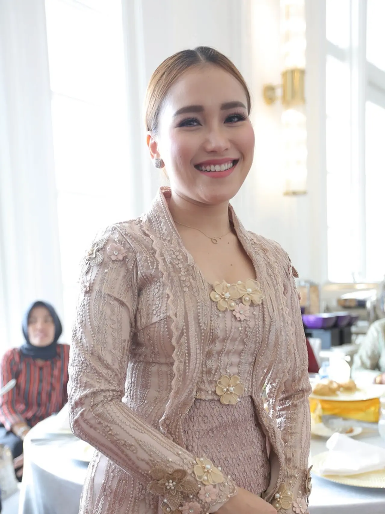 7 Potret Gaya Ayu Ting Ting Saat Hadir Di Pernikahan Tania Nadira