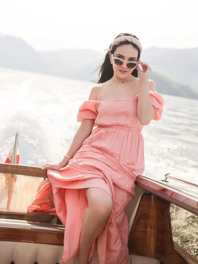 Intip Outfit Shandy Aulia Dengan Dress Off Shoulder Inspirasi Tampil