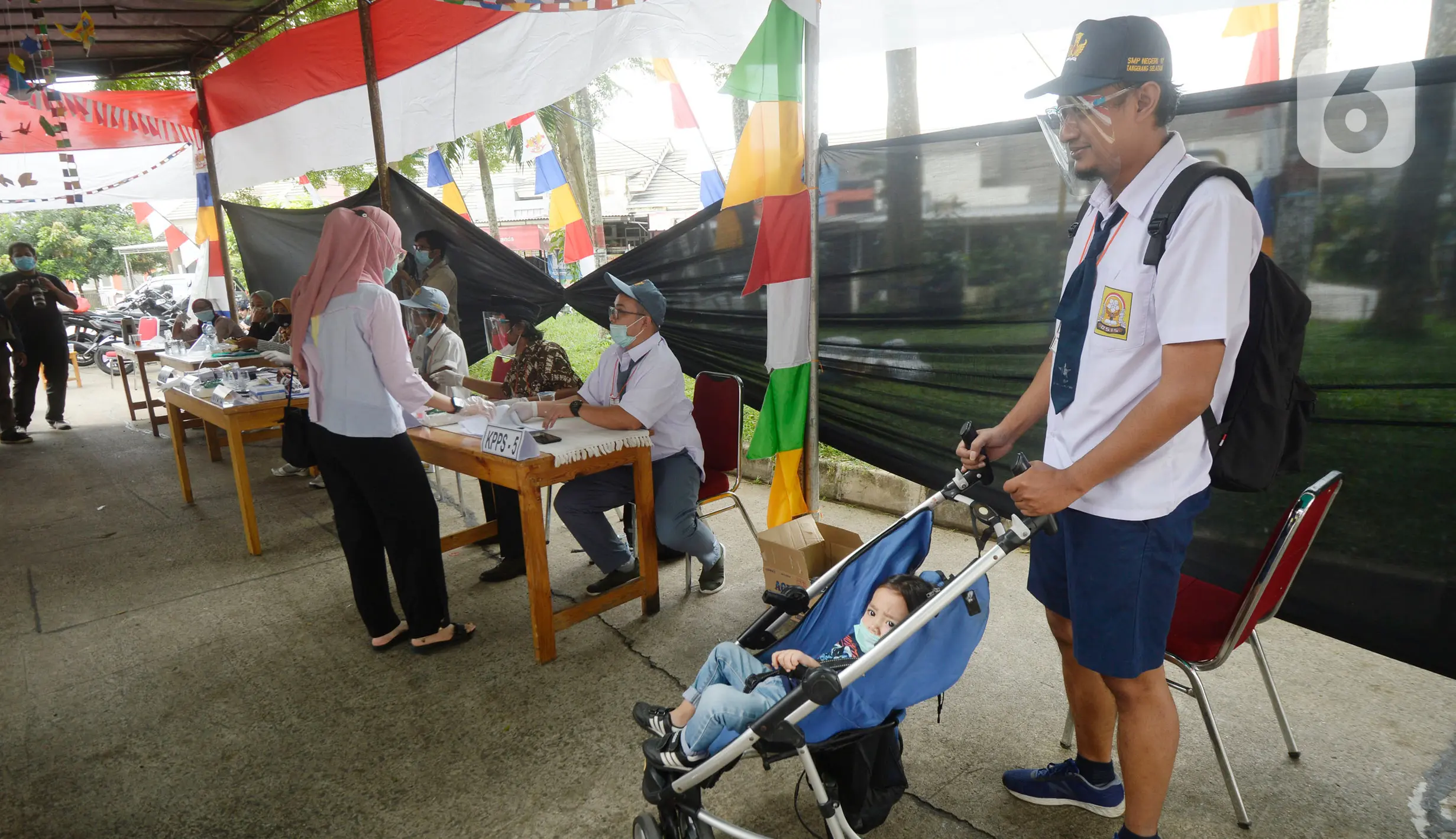 Foto Jaga Tps Pilkada 2020 Petugas Rela Menggunakan Seragam Sekolah