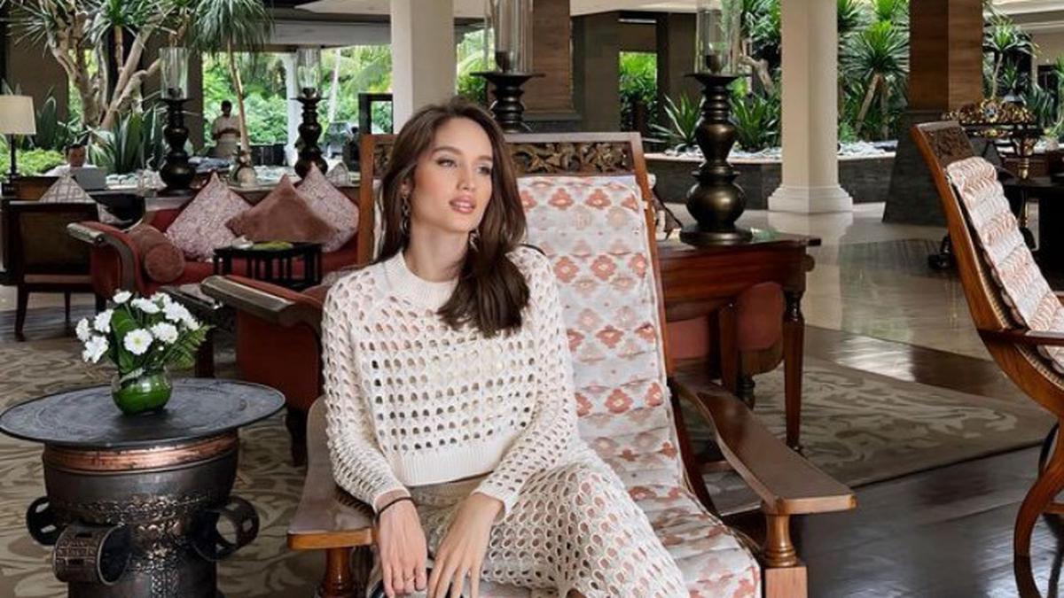 Buktikan Kesederhanaan Tampilan Cinta Laura Kenakan Baju Itu Itu Saja