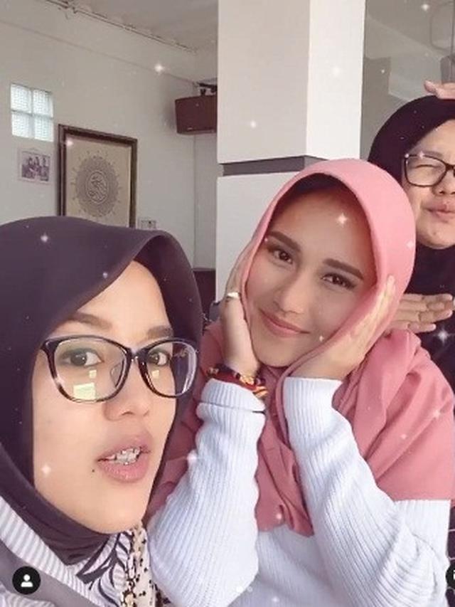 7 Potret Ayu Ting Ting Pakai Hijab Penampilannya Bikin Pangling Hot