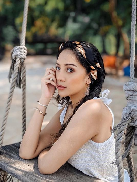 Foto Gaya Anya Geraldine Pakai Baju Putih Tampil Memesona Hot