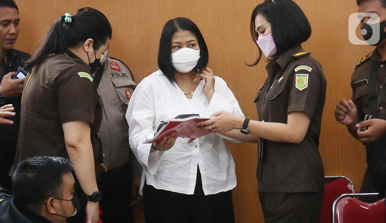 Tertunduk Lesu Putri Candrawathi Jalani Sidang Perdana Foto