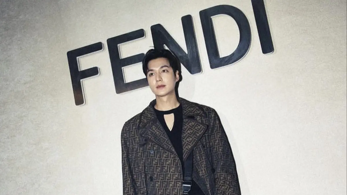 Potret Lee Mi Ho Hadiri Fendi New York Fashion Week Memesona Duduk