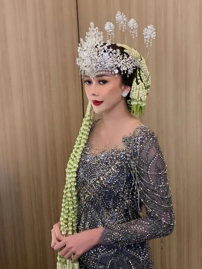 Cantiknya Aura Kasih Dalam Busana Kebaya Pengantin Sunda