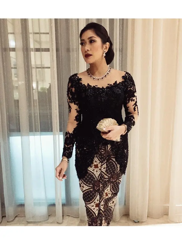 6 Potret Aliya Rajasa Pakai Kebaya Cantik Dan Elegan Hot