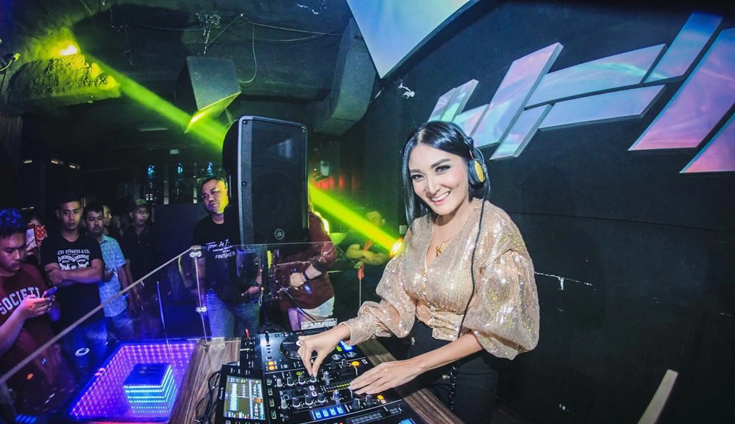 Foto Gaya Fashion Kiki Amalia Saat Nge Dj Cantik Dan Memesona Foto