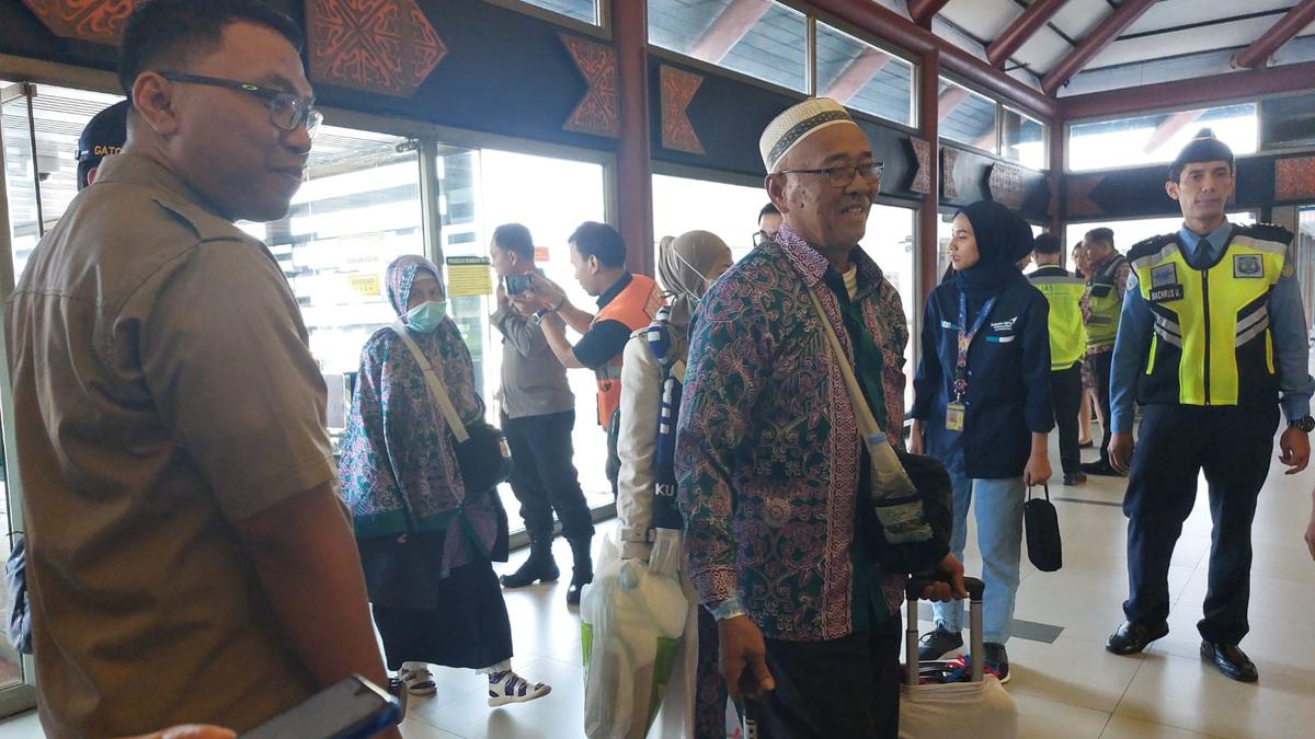 Jemaah Haji Indonesia Kloter Pertama Tiba Di Bandara Soekarno Hatta