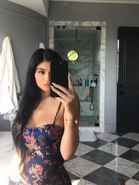 Unggah Foto Seksi Jadi Cara Kylie Jenner Sembunyikan Kehamilan Photo