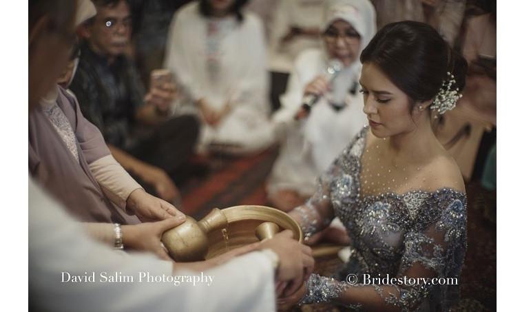 Sungkeman Raisa Anggun Dalam Balutan Kebaya Bertabur Mutiara Fashion