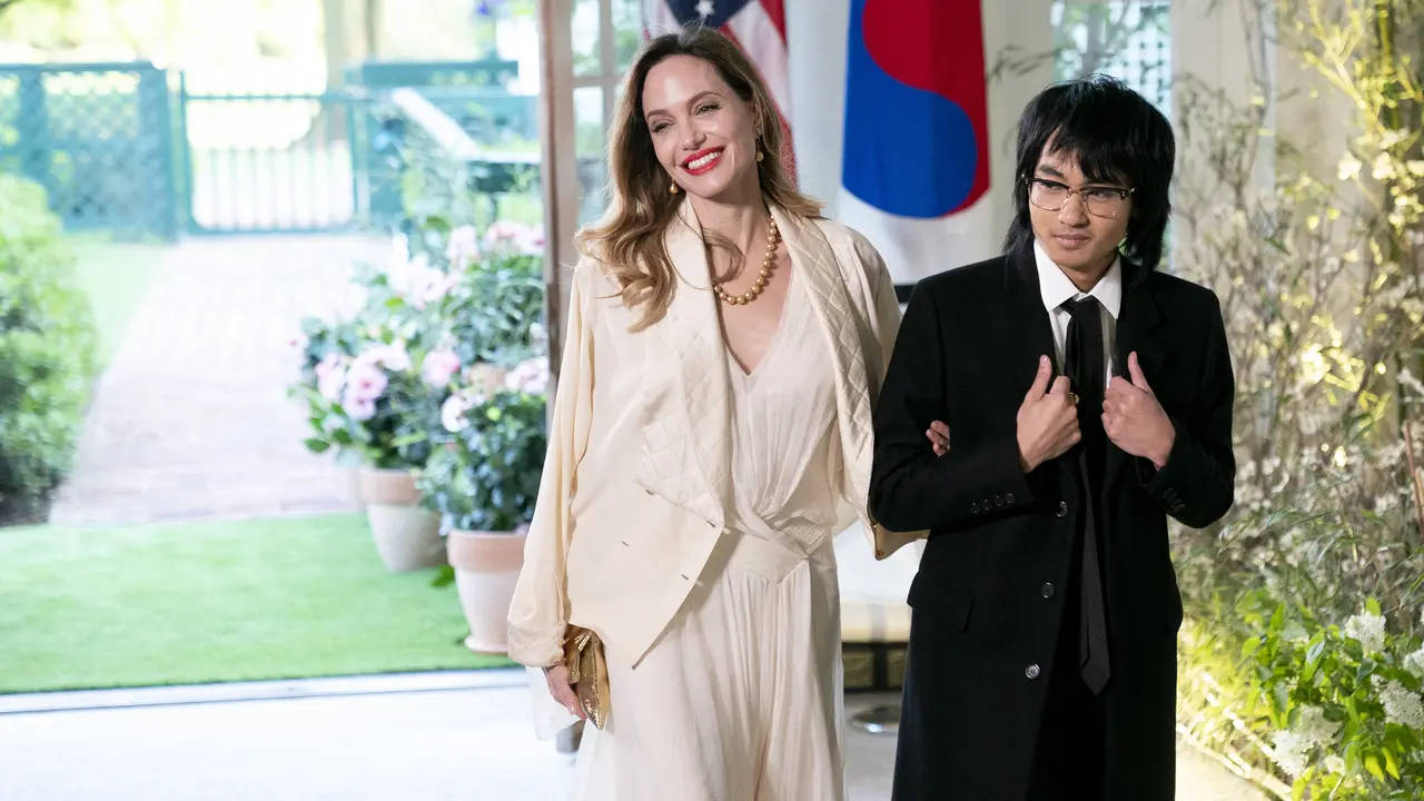 Angelina Jolie Ajak Putranya Hadiri Acara Makan Malam Glamor Di Gedung