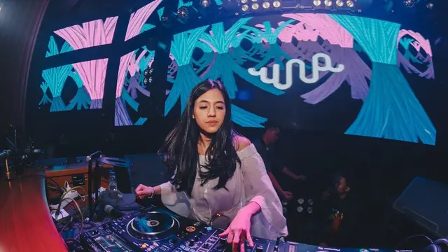 Viral Karena Disawer Ratusan Juta Ini 7 Gaya Dj Una Saat Di Atas