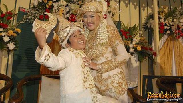 7 Potret Kebersamaan Adul Dan Istri Yang Jarang Terekspos Harmonis