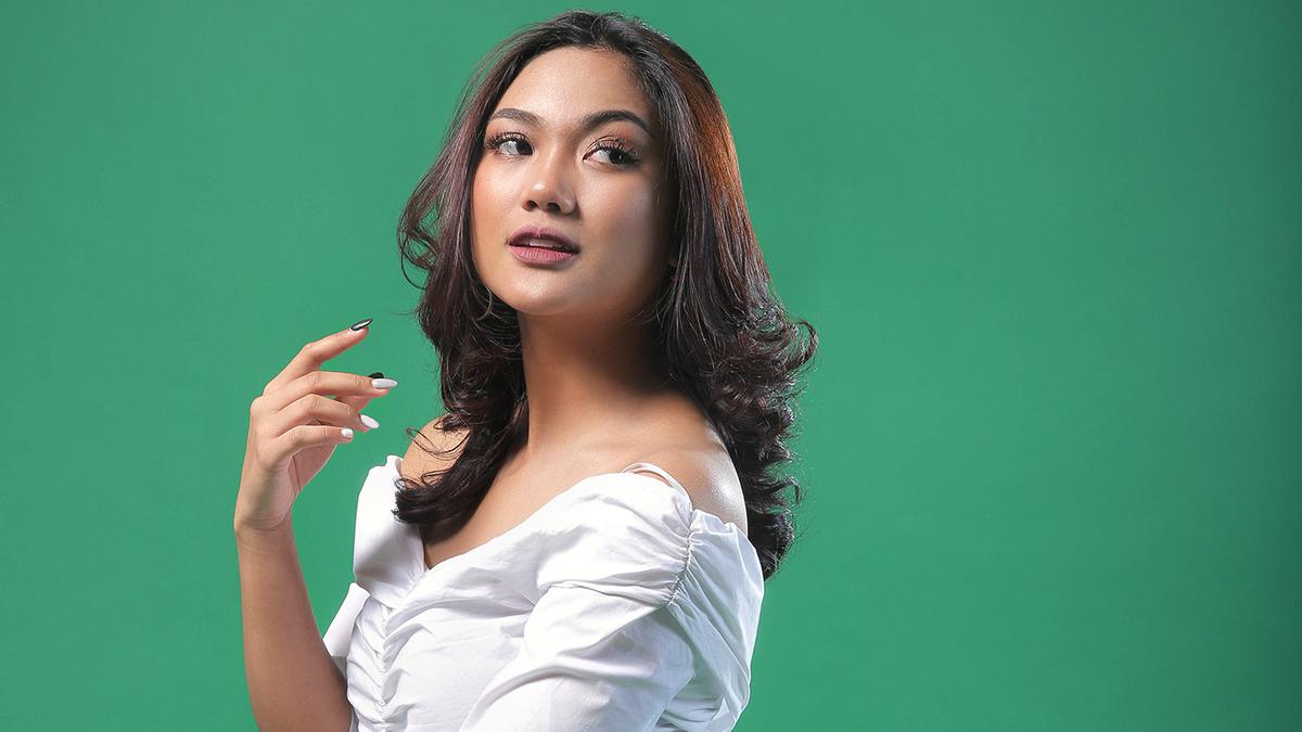 Pulang Kampung Marion Jola Pamer Pose Seksi Di Pantai Showbiz