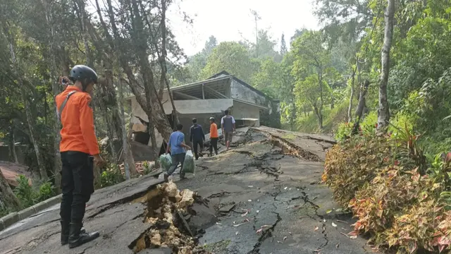 Tebing 15 Meter Di Puncak Bogor Longsor Timpa Vila Dan 2 Kendaraan