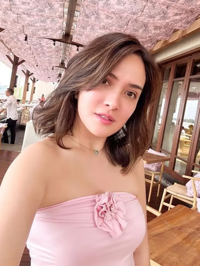 Intip Outfit Shandy Aulia Dengan Dress Off Shoulder Inspirasi Tampil