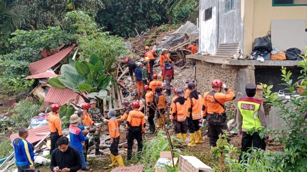 Pencarian Korban Longsor Di Bogor Terus Digeber Dilakukan Hingga Malam