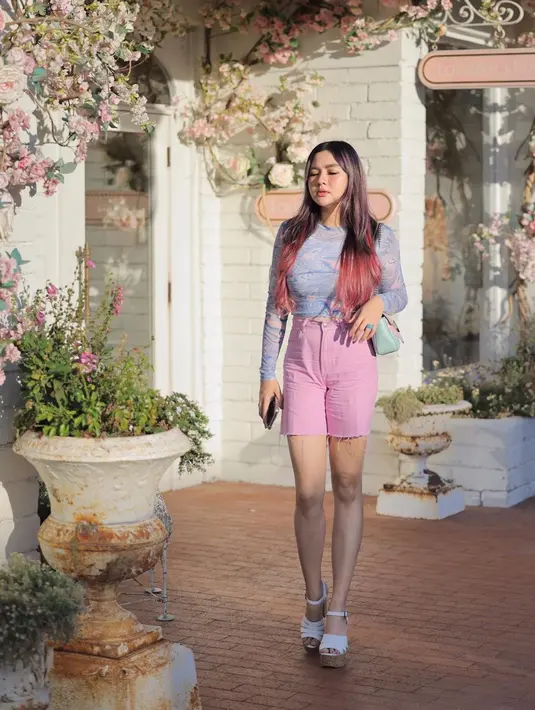 Gaya Ootd Vicky Shu Saat Liburan Di Los Angeles Bak Abg Foto