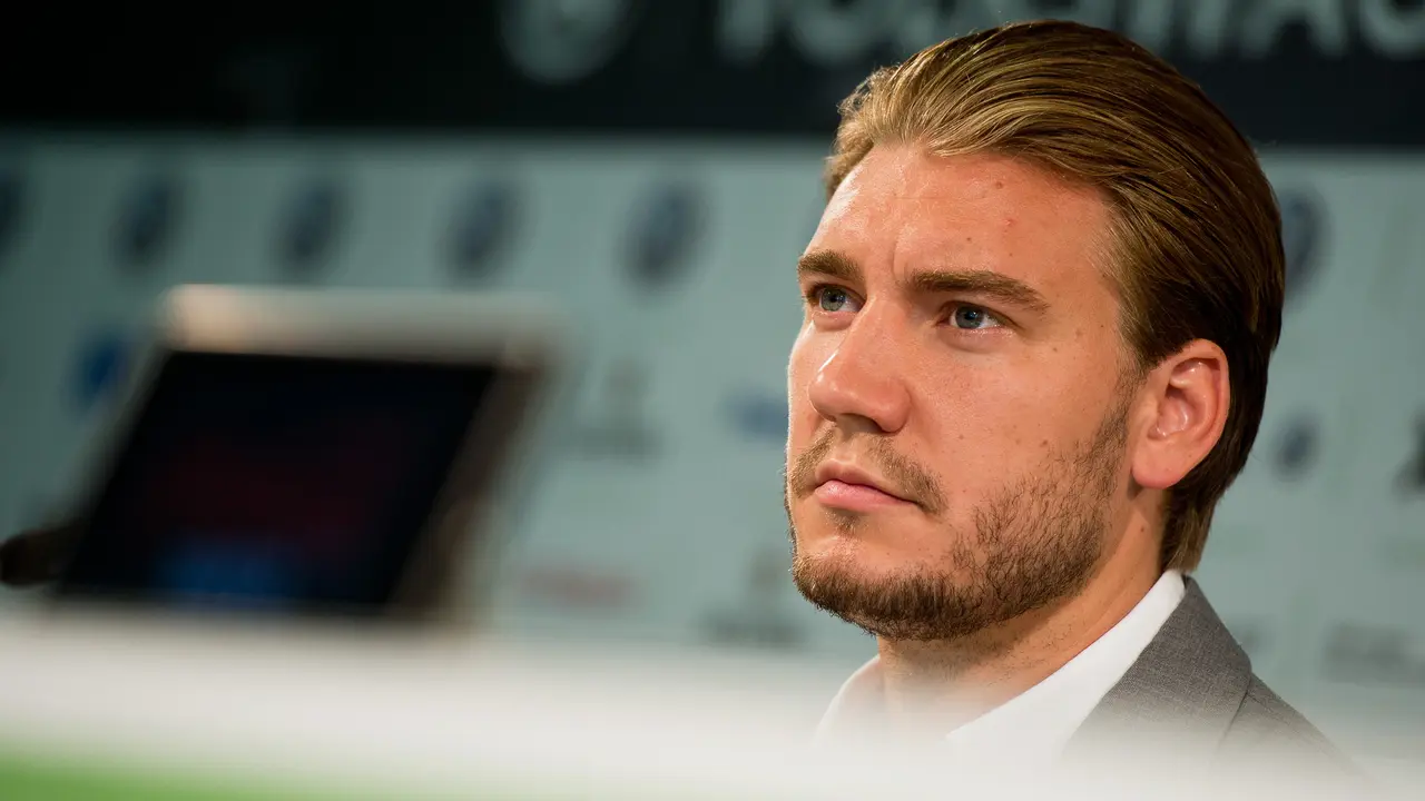 Nicklas Bendtner Hari Pertama Di Juventus Para Pemain Nongkrong Di