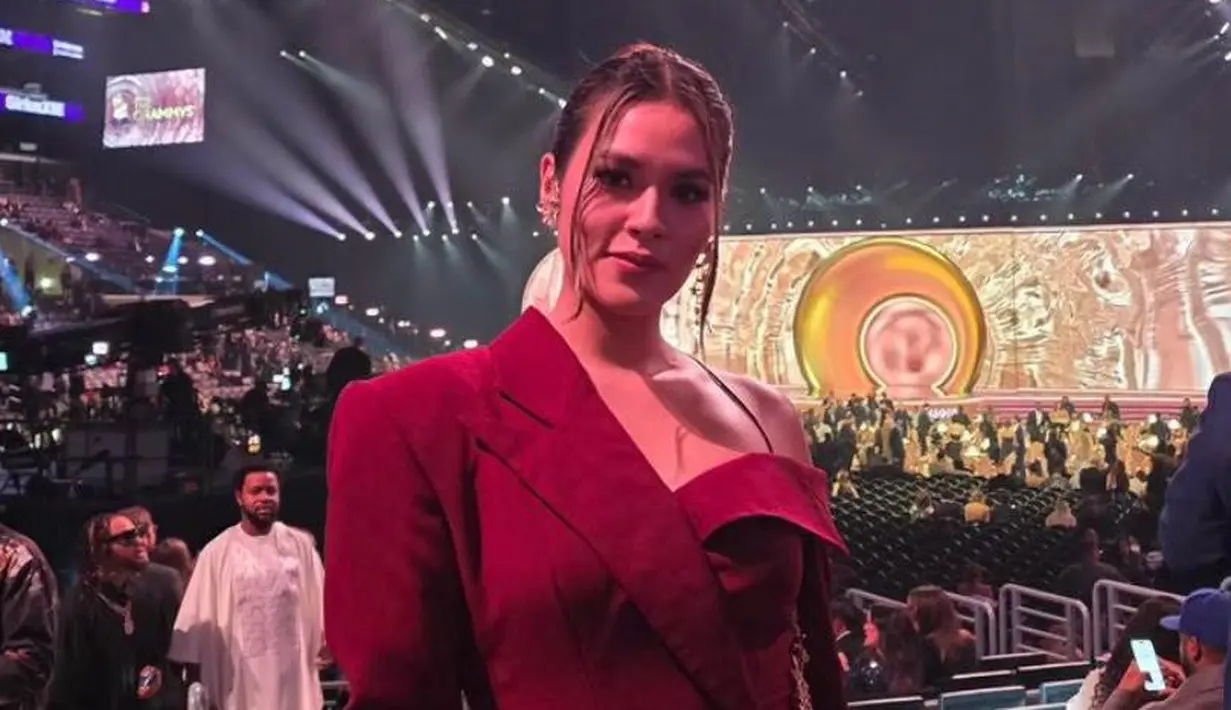 6 Potret Tampilan Stunning Raisa Andriana Hadiri Grammys 2024 Dengan