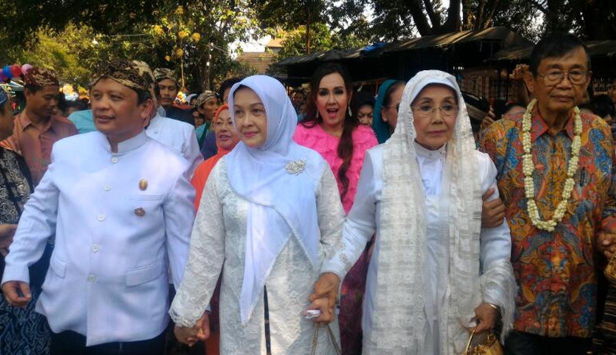 Resmi Menikah Ajip Rosidi Gandeng Nani Wijaya Photo