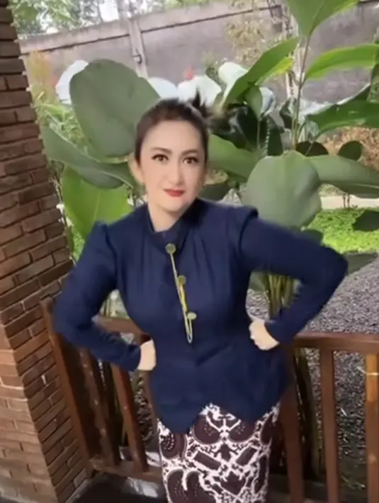 8 Tampilan Anggun Bak Putri Keraton Nafa Urbach Dibalut Kebaya Berbagai