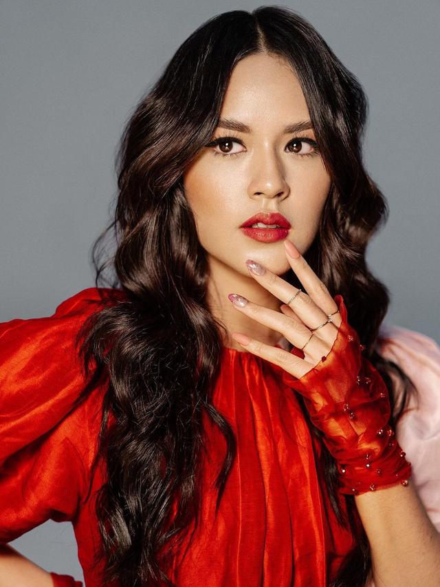 Biasa Natural Ini 7 Potret Raisa Dengan Makeup Tebal Yang Curi