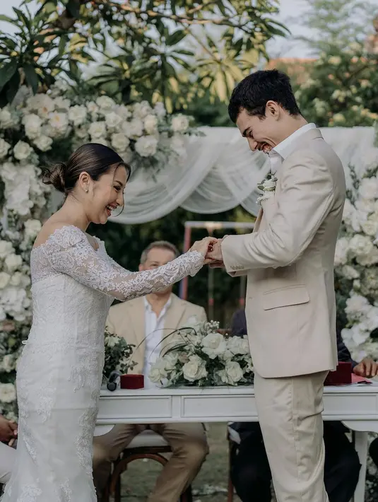 6 Penampilan Jennifer Coppen Dibalut Gaun Pengantin Resmi Dinikahi