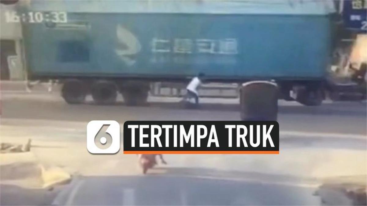 Video Detik Detik Pengendara Sepeda Nyaris Tertimpa Truk Jatuh